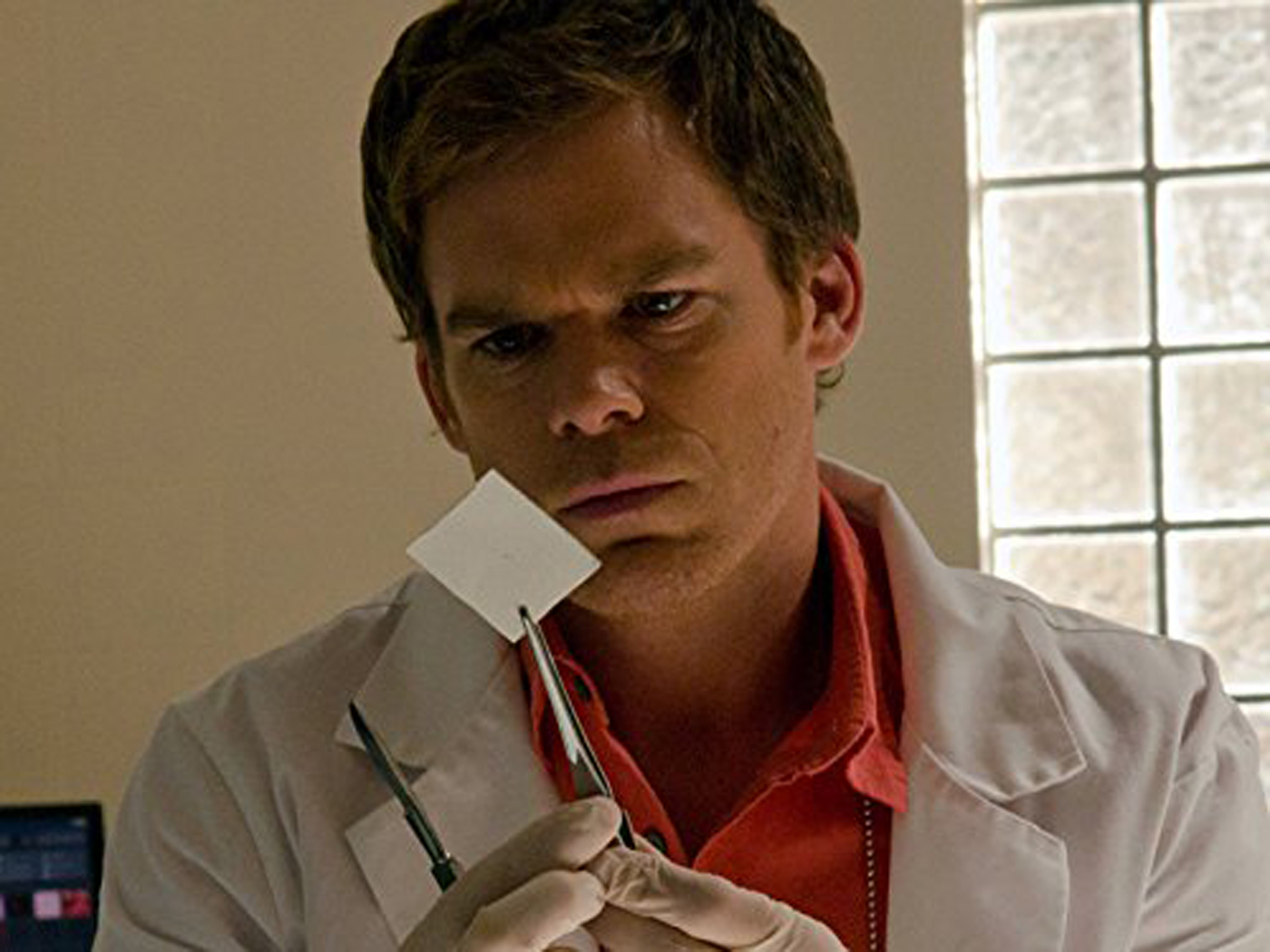 Protagonista de "Dexter" já teve câncer e foi casado com atriz da série ...