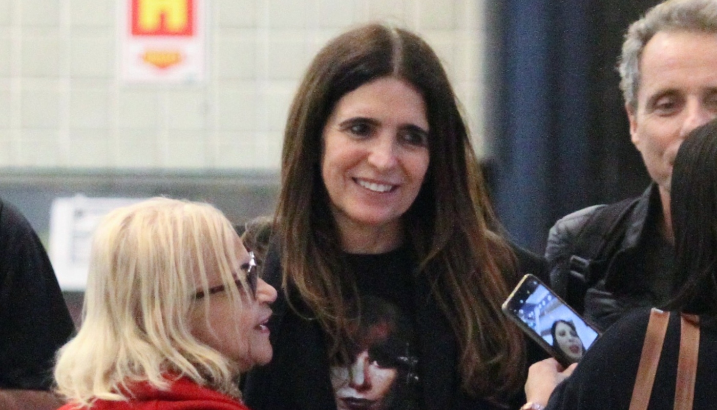 Malu Mader troca beijos com Tony Bellotto em aeroporto: estão juntos há ...
