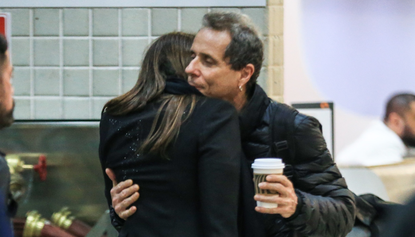 Malu Mader troca beijos com Tony Bellotto em aeroporto: estão juntos há ...